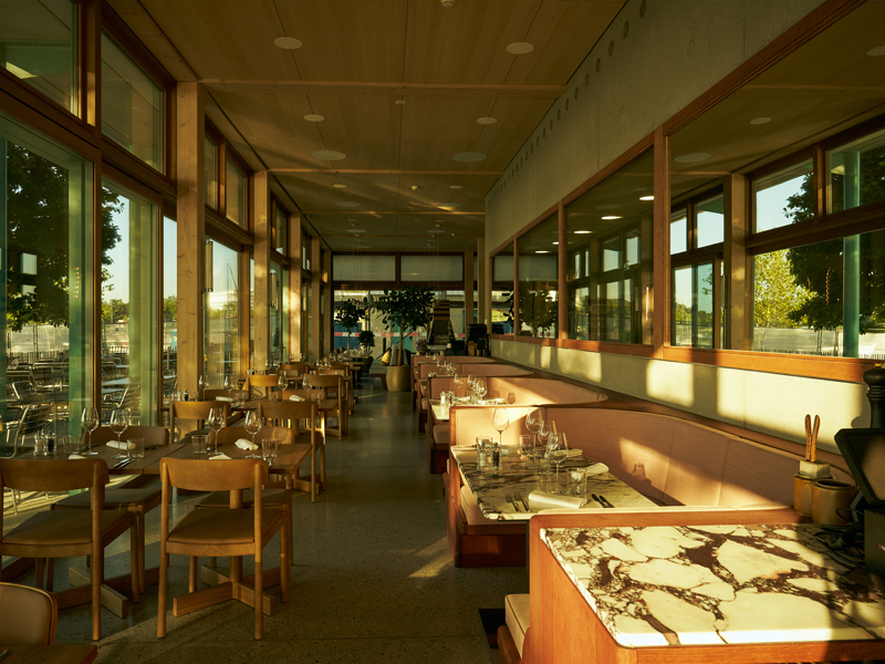 Atelier ba.le et Ykra Studio réinventent l’Auberge Port-Gitana au bord ...